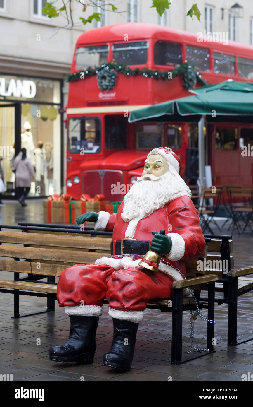 statue of Santa Claus sitting of a wooden bench Stock Photo - Alamy