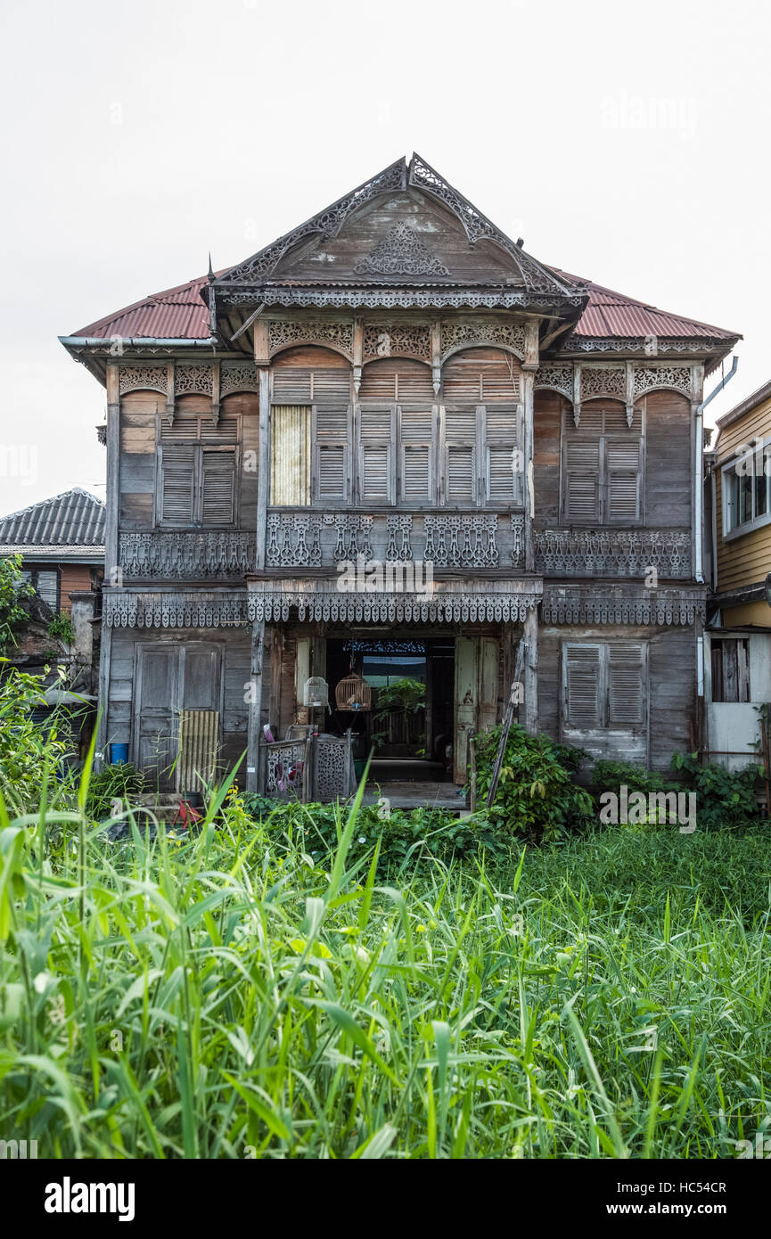 Bangkok, Thon Buri, old teak house Stock Photo - Alamy