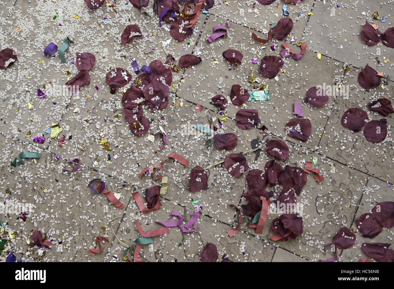 Wedding rice confetti hi-res stock photography and images - Alamy