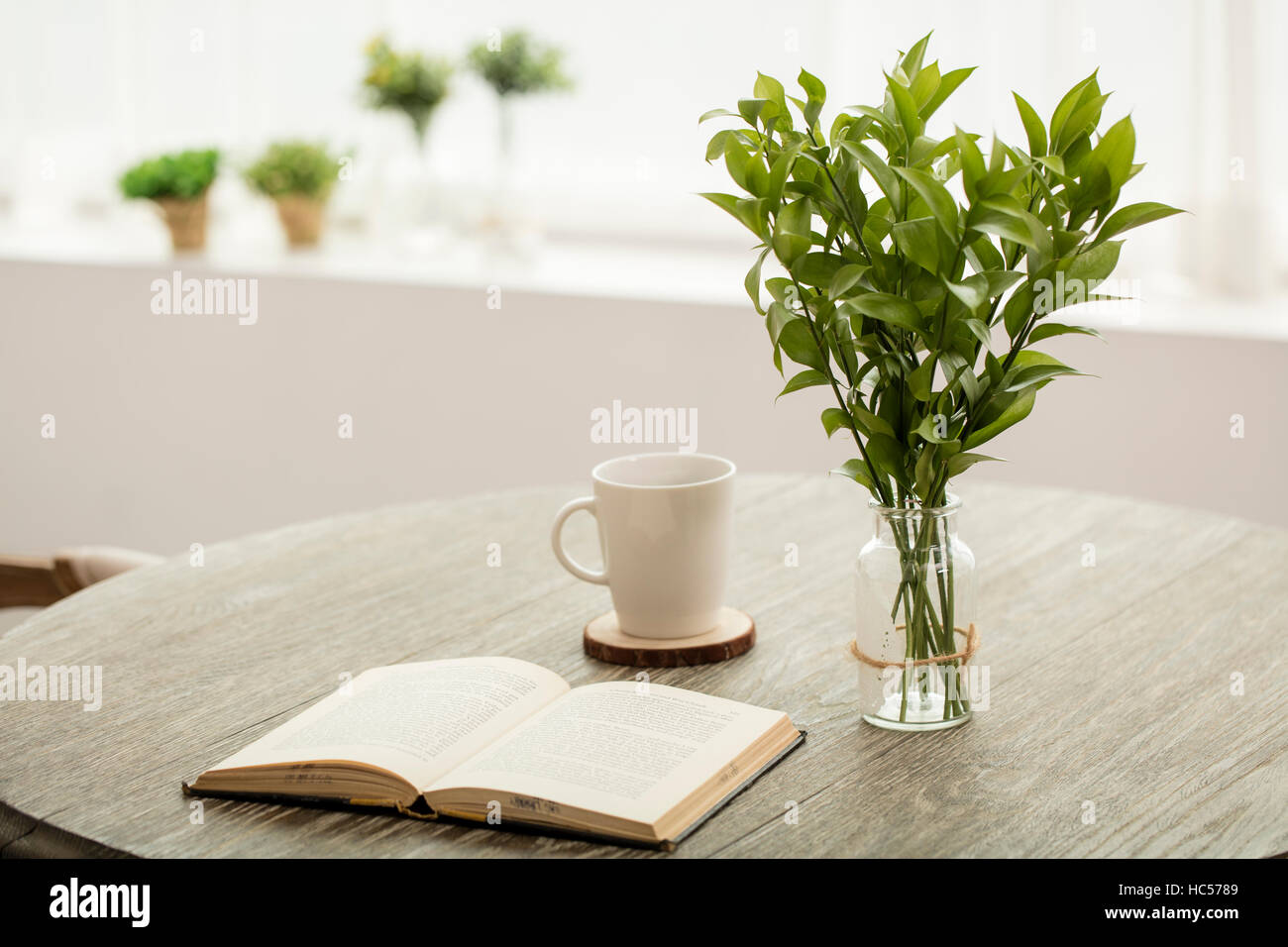 Book on table hi-res stock photography and images - Alamy