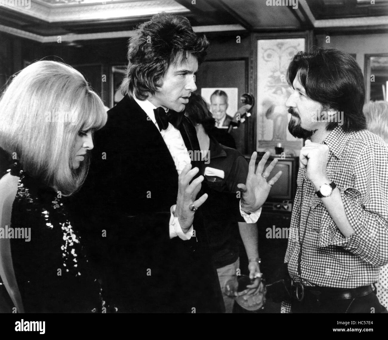 SHAMPOO, Julie Christie, Warren Beatty (center), on the set, 1975 Stock ...