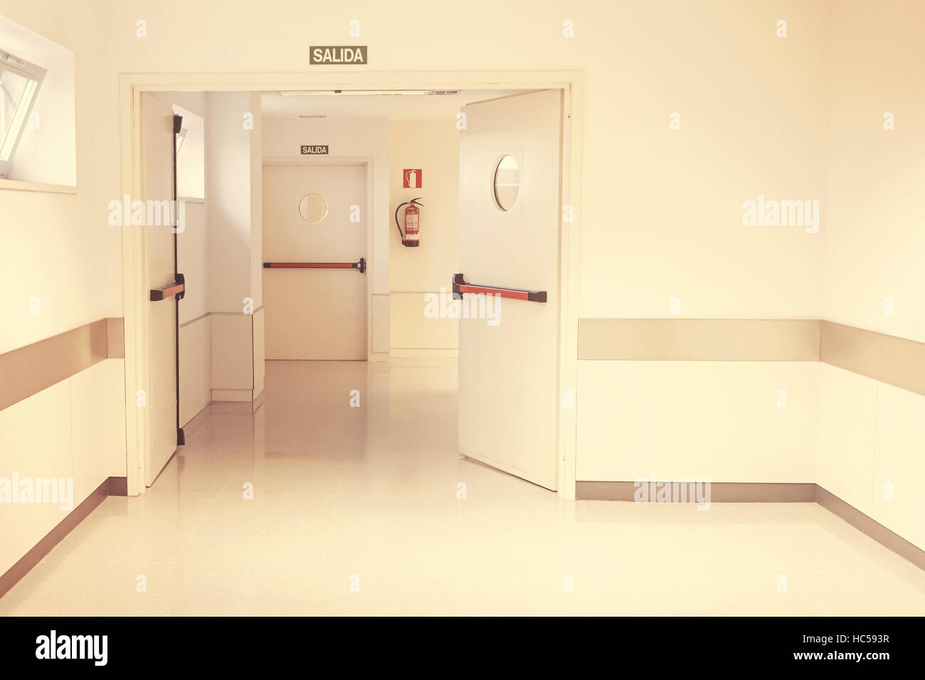 Open surgery hospital doors hi-res stock photography and images - Alamy
