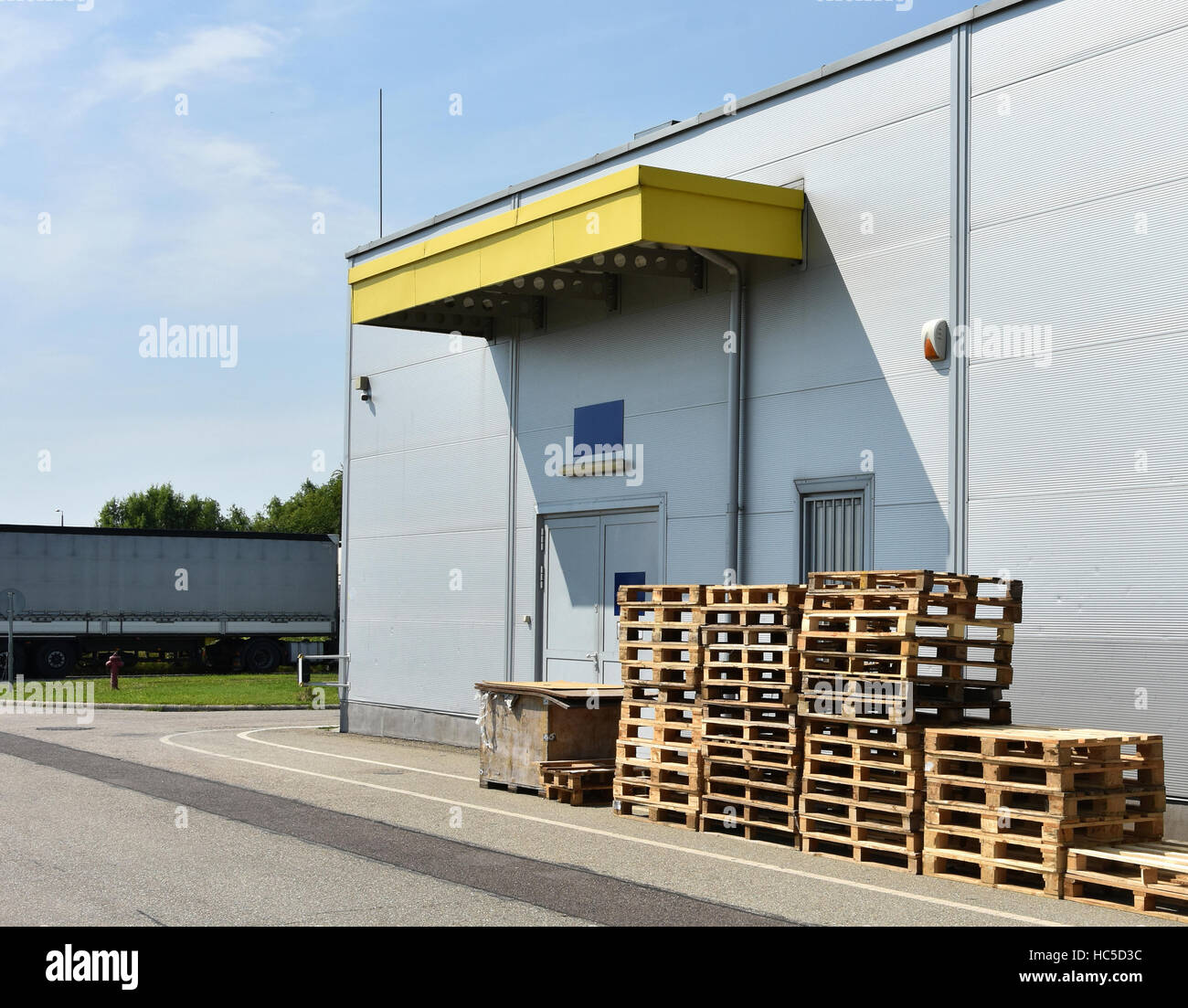 Loading area of a warehouse building in the city Stock Photo - Alamy