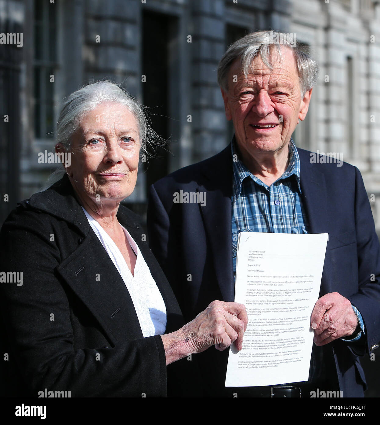 Vanessa Redgrave and Lord Alfred Dubs arrive at Downing Street to hand ...