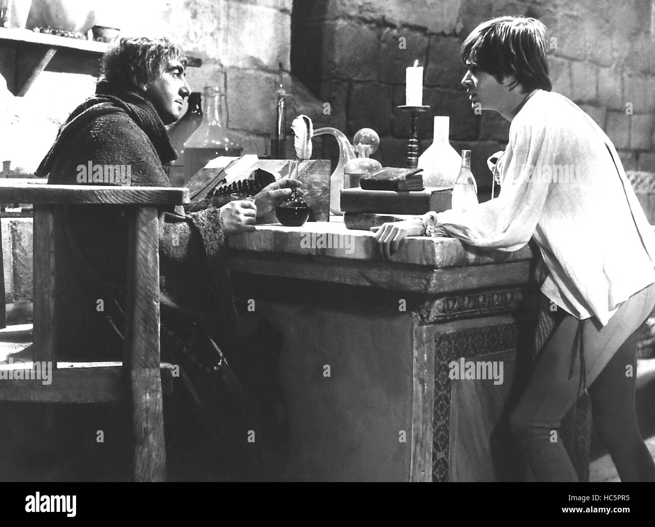 ROMEO AND JULIET, Milo O'Shea, Leonard Whiting, 1968 Stock Photo - Alamy