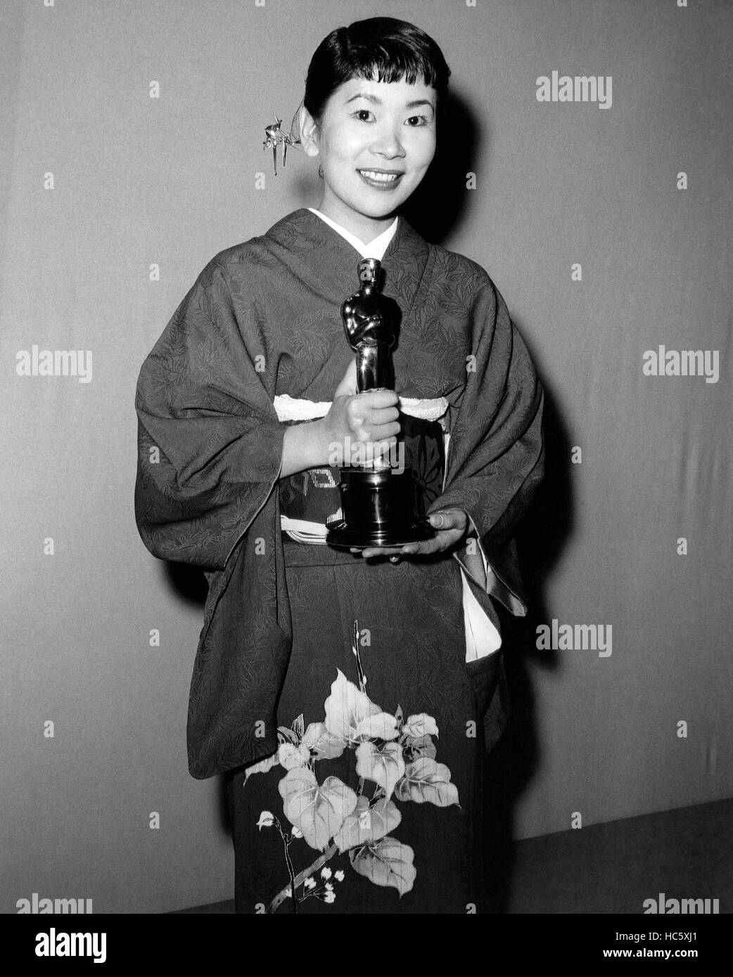 SAYONARA, Miyoshi Umeki, accepting Best Supporting Actress Oscar, 1957 ...