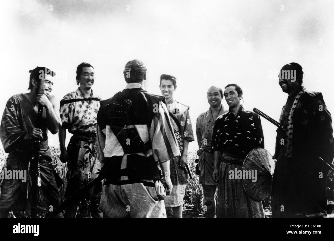 THE SEVEN SAMURAI, (aka SHICHININ NO SAMURAI), Toshiro Mifune (l), 1954 ...