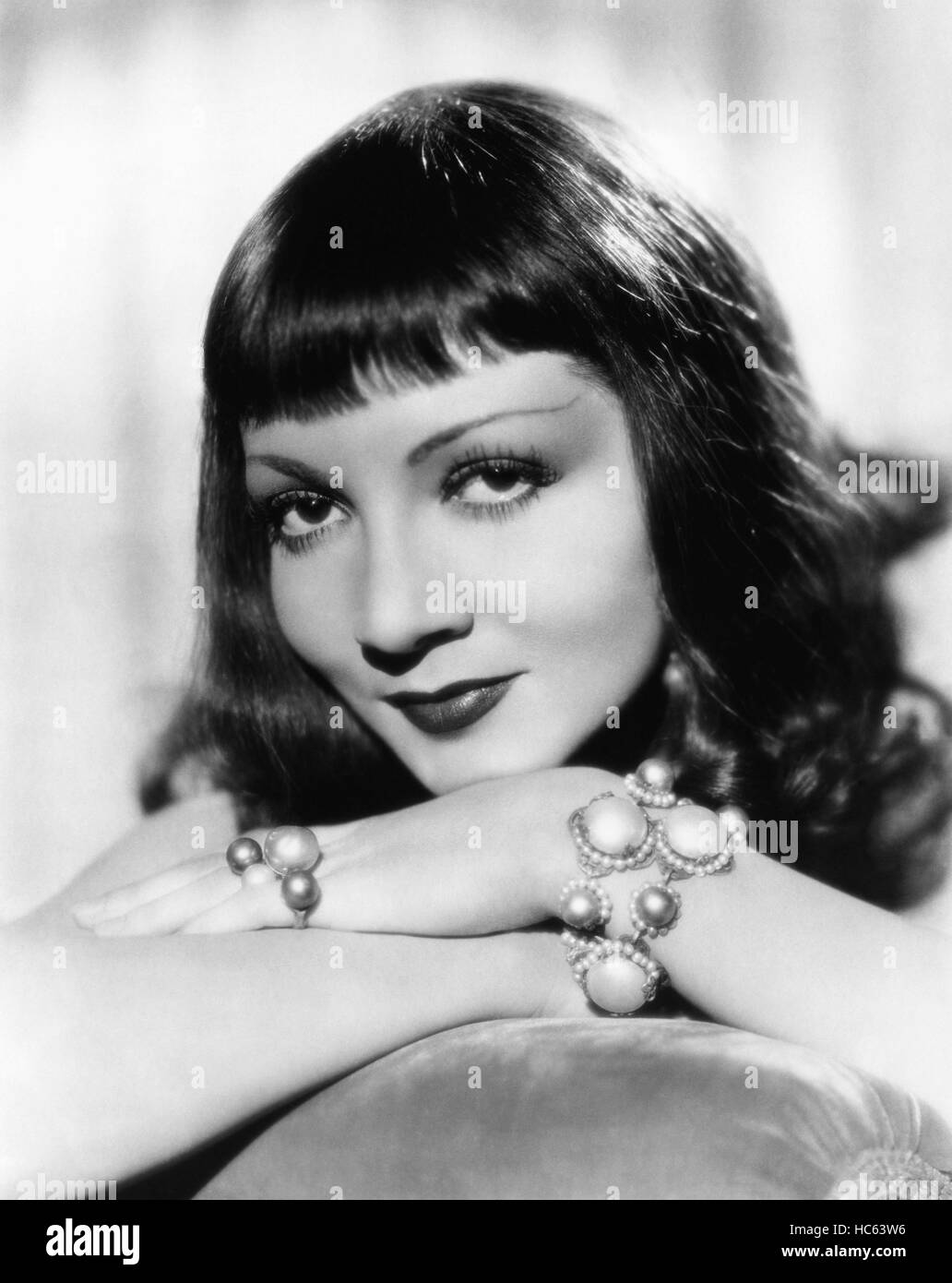 Claudette colbert sign cross 1932 hi-res stock photography and images ...