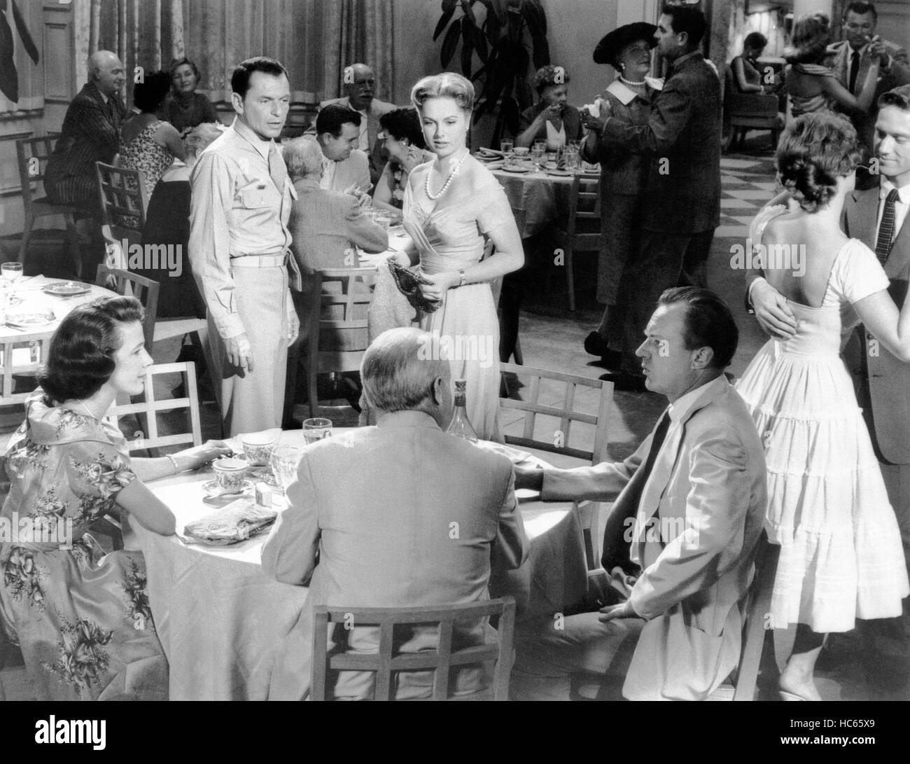 SOME CAME RUNNING, standing, from left, Frank Sinatra, Martha Hyer ...