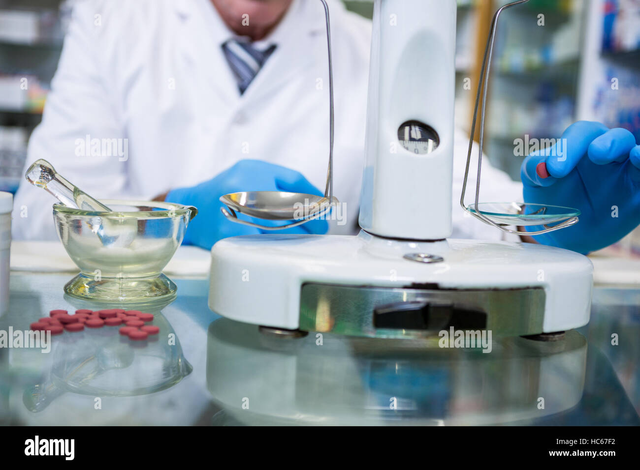 Pharmacist measuring tablets with pharmacy scale Stock Photo - Alamy