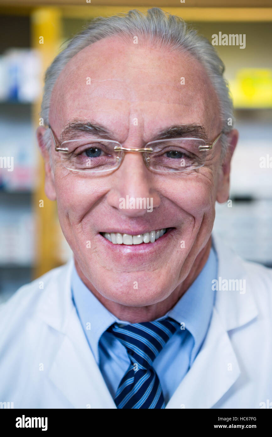 Smiling pharmacy hi-res stock photography and images - Alamy