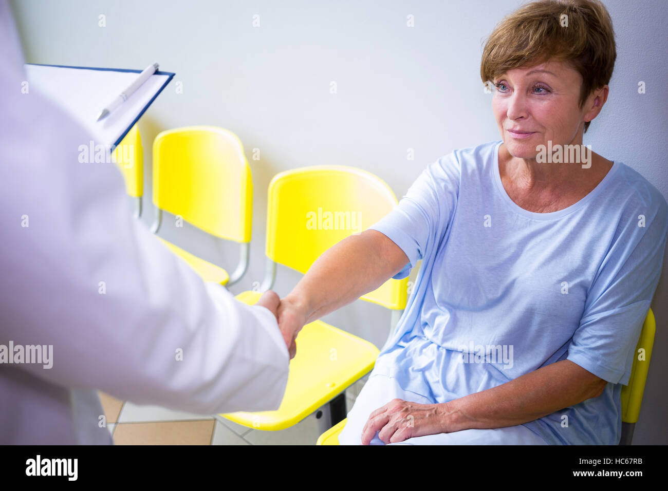 Waiting room doctor hi-res stock photography and images - Alamy