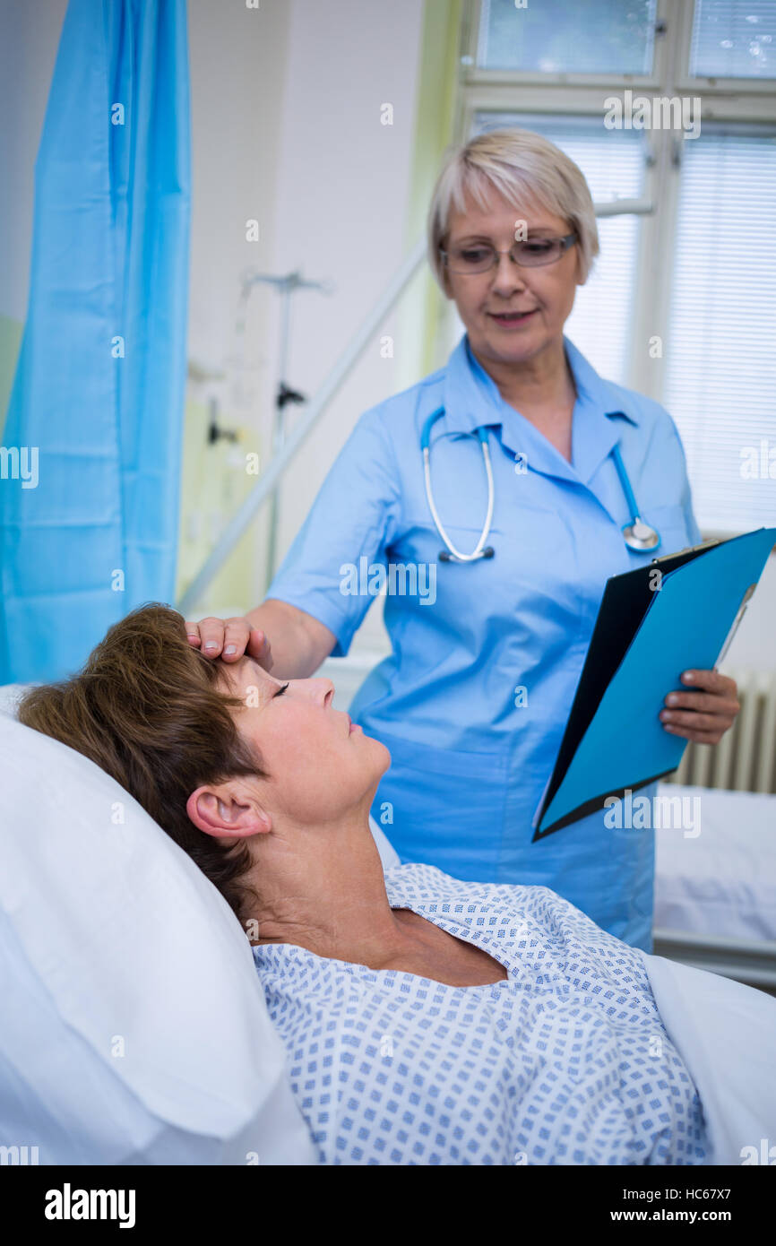 Nurse checking file sick patient hi-res stock photography and images ...