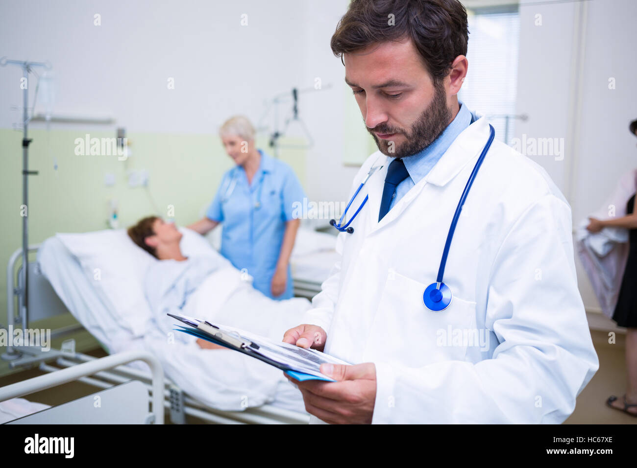 Nurse checking file sick patient hi-res stock photography and images ...