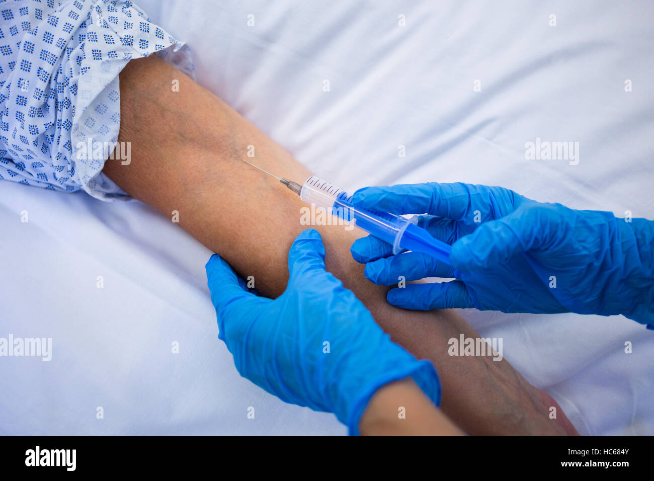 Nurse giving patient injection hi-res stock photography and images - Alamy