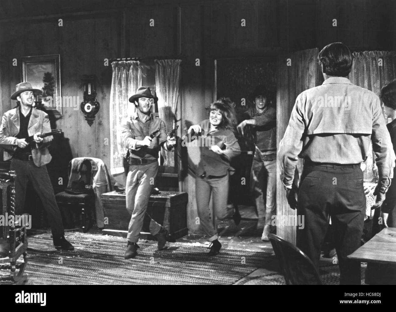 SHOOT OUT, Susan Tyrrell (center), Gregory Peck (r.), 1971 Stock Photo - Alamy