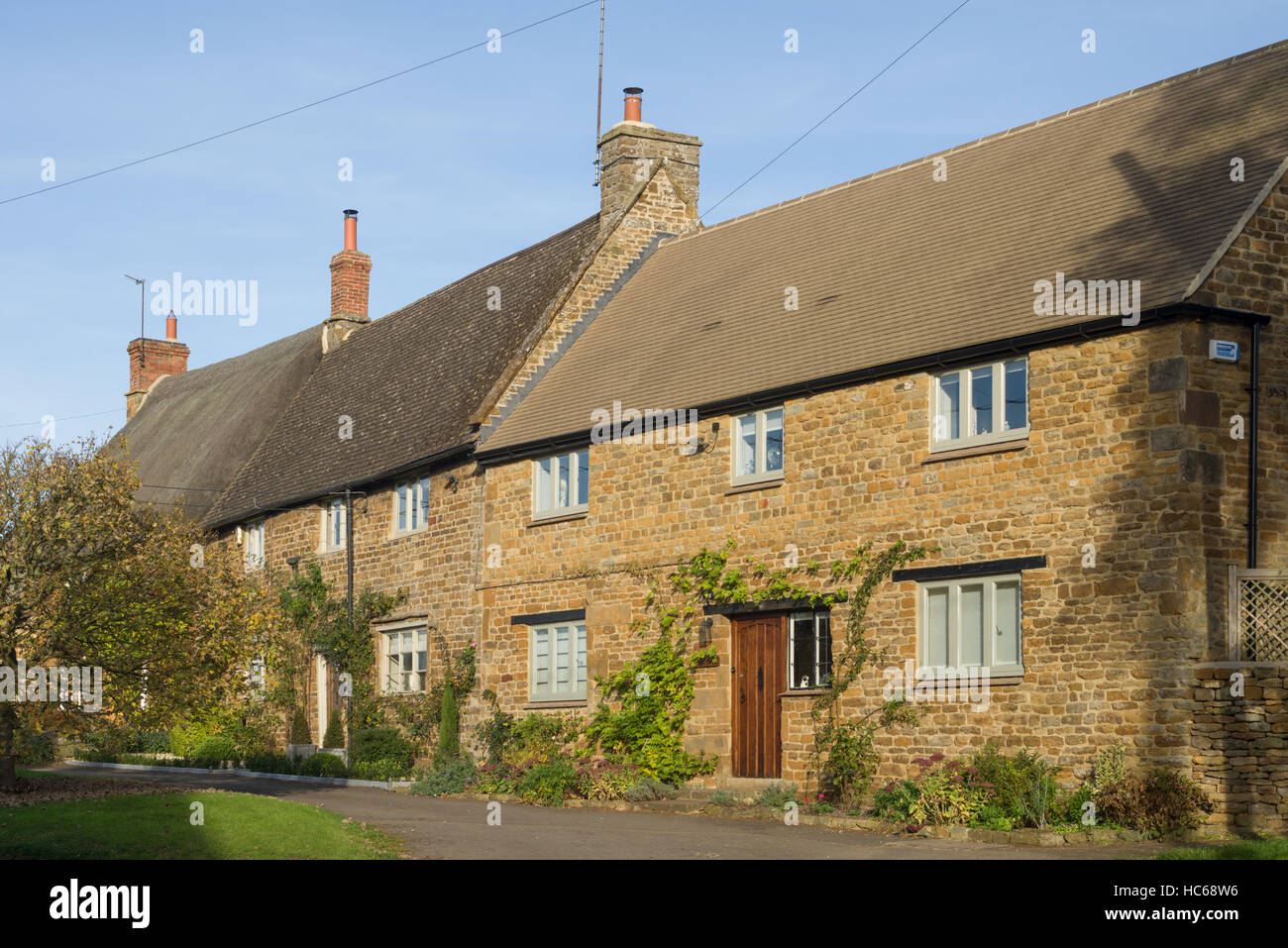 A row of cottages in the village of Chacombe, Northamptonshire, UK ...