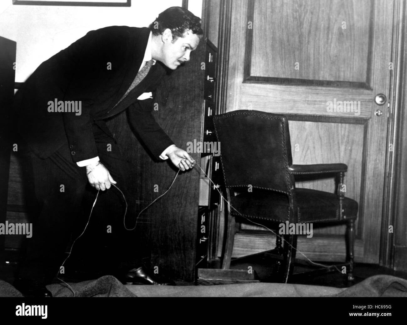 SHOOT TO KILL, Edmund MacDonald, 1947 Stock Photo - Alamy