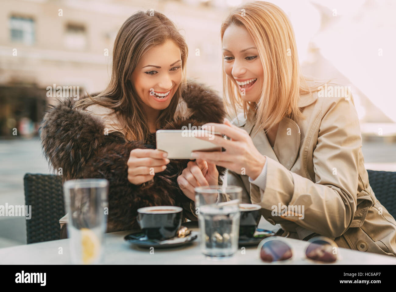 Cafe friends coffee break hi-res stock photography and images - Alamy
