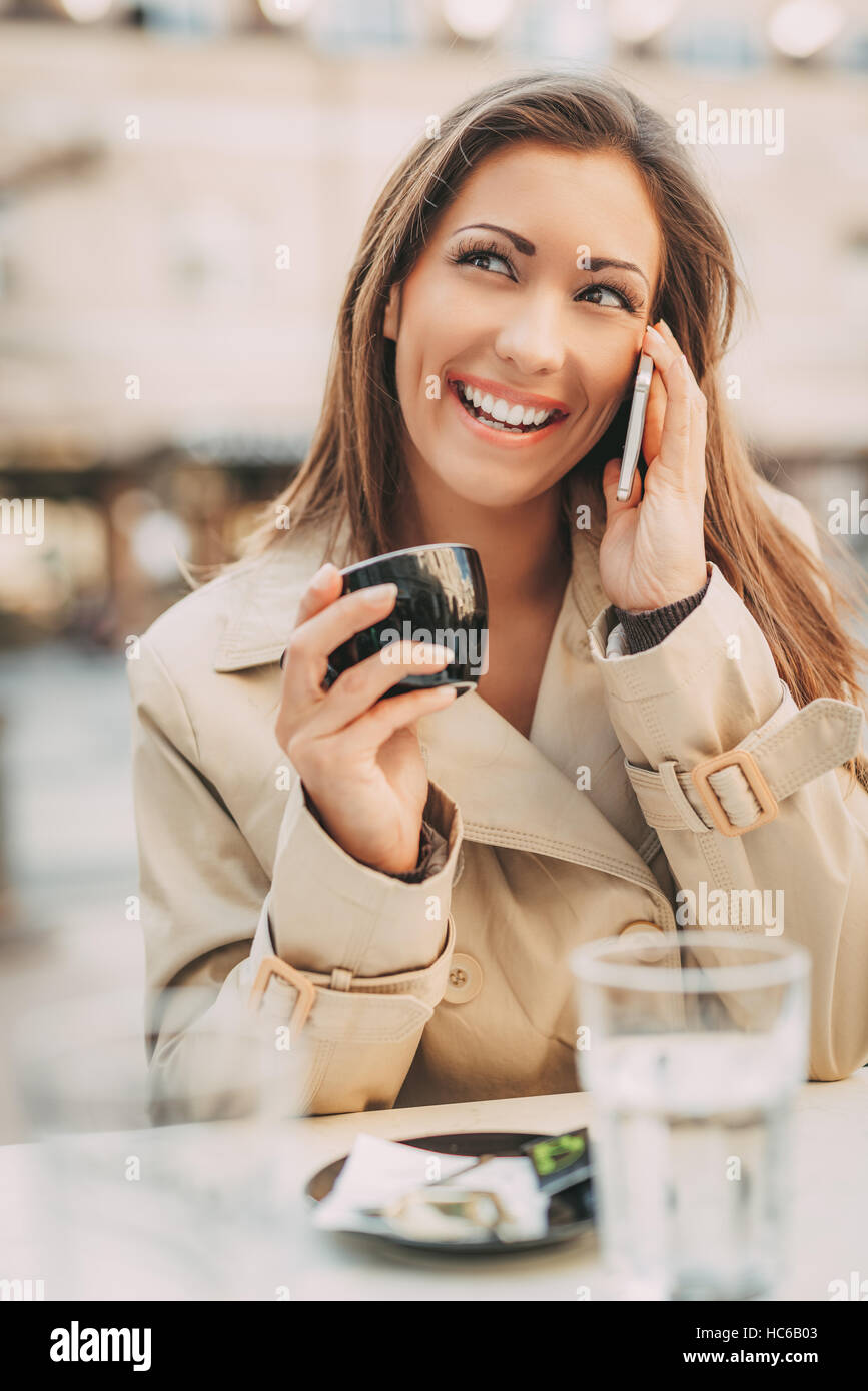 Coffee phone girl hi-res stock photography and images - Alamy