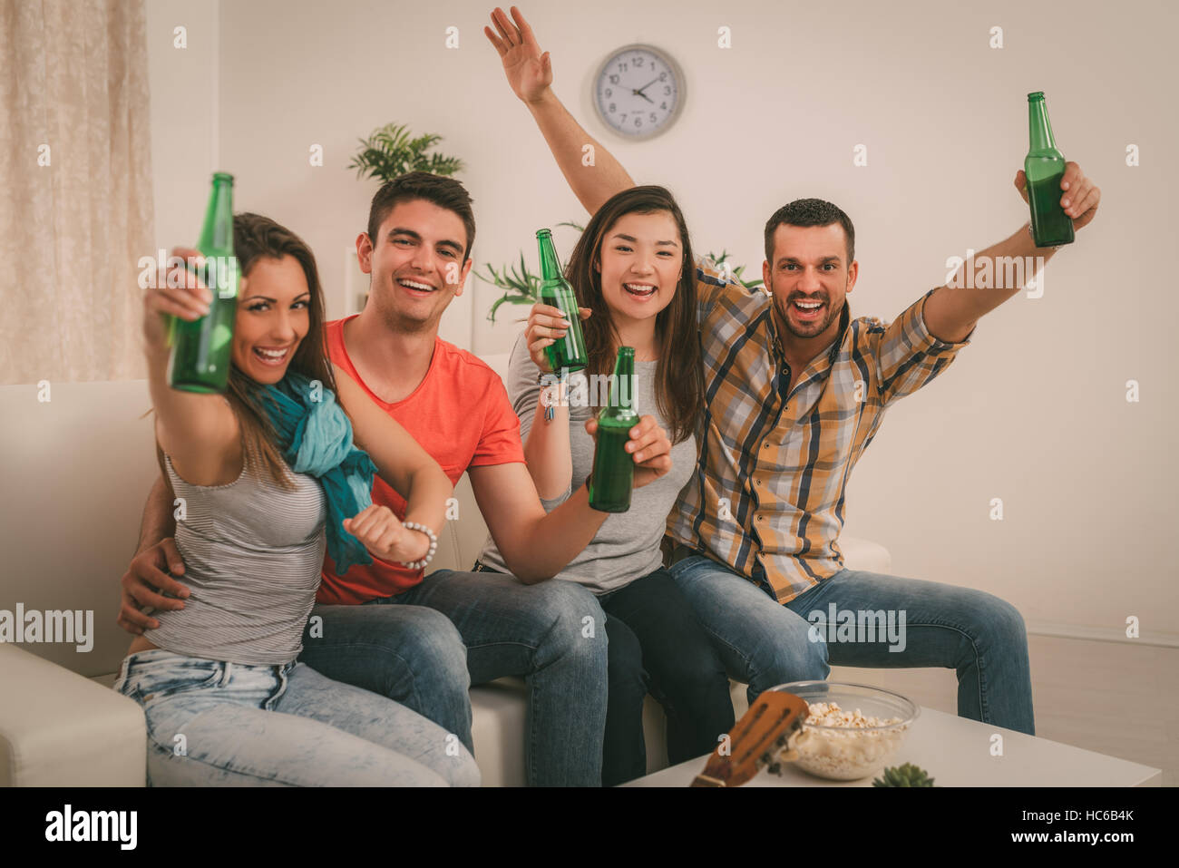 Four men cheers beer hi-res stock photography and images - Alamy