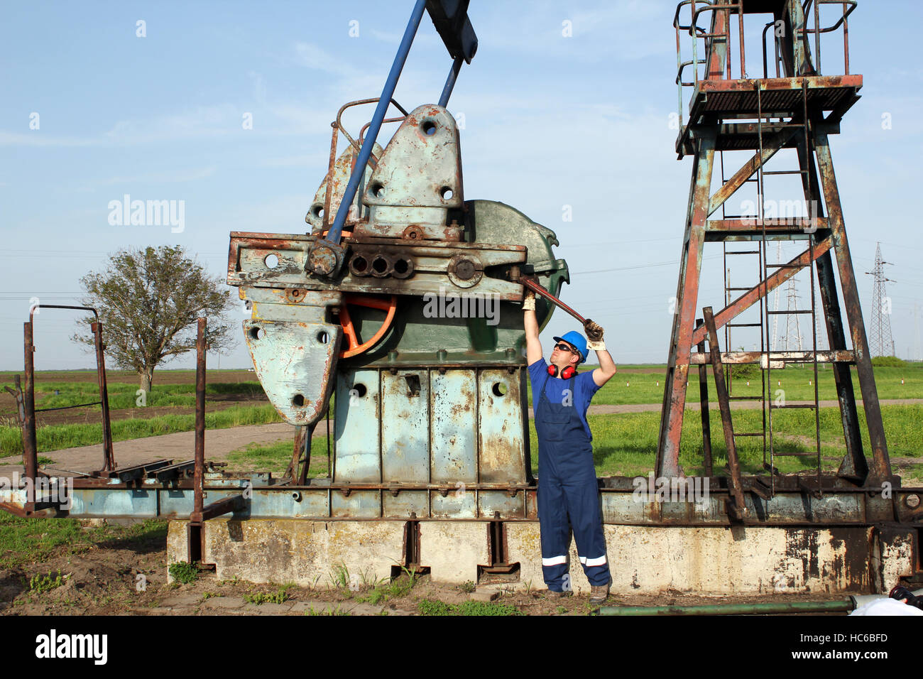 oil worker working on oilfield Stock Photo - Alamy