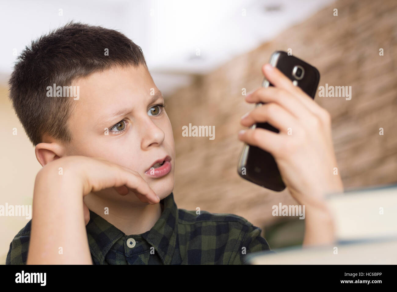 Teen phone confused face hi-res stock photography and images - Alamy