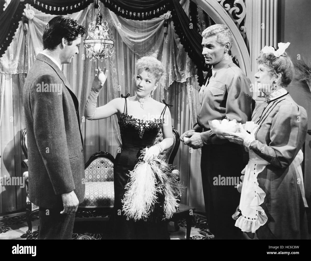 THE SPOILERS, from left: Rory Calhoun, Anne Baxter, Jeff Chandler, Ruth ...