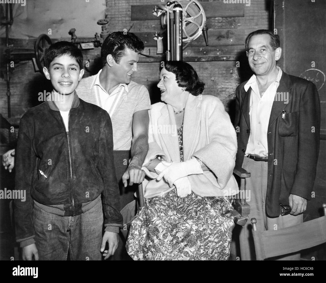 THE SQAURE JUNGLE, Tony Curtis (second left) is visited by his brother ...