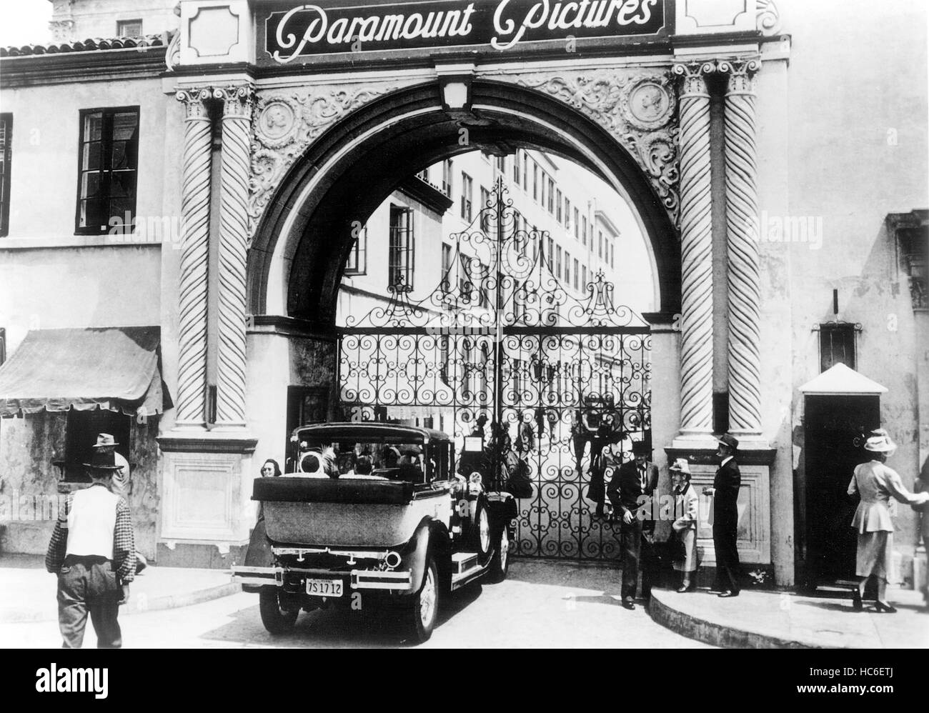 SUNSET BOULEVARD, The Bronson Gate, at Paramount Studios, 1950 Stock ...