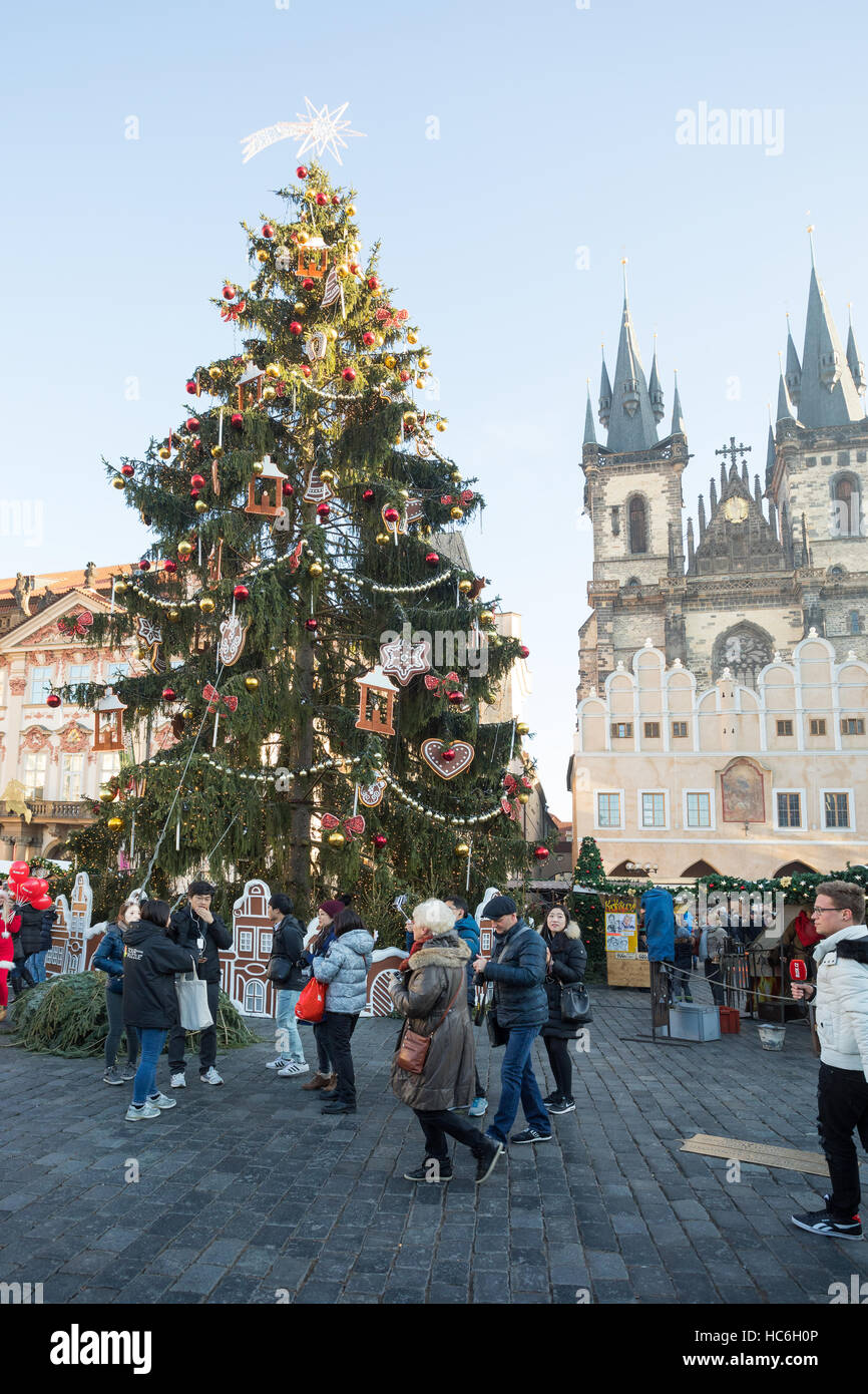 PRAGUE, CZECH REPUBLIC - DECEMBER 3, 2016: Peoples on the famous advent ...