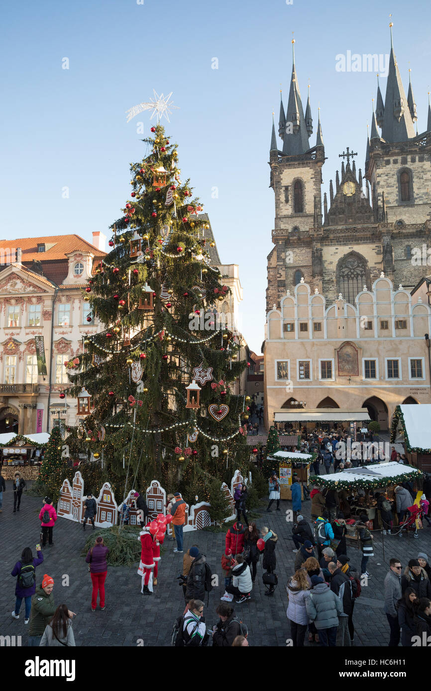 PRAGUE, CZECH REPUBLIC - DECEMBER 3, 2016: Peoples on the famous advent ...