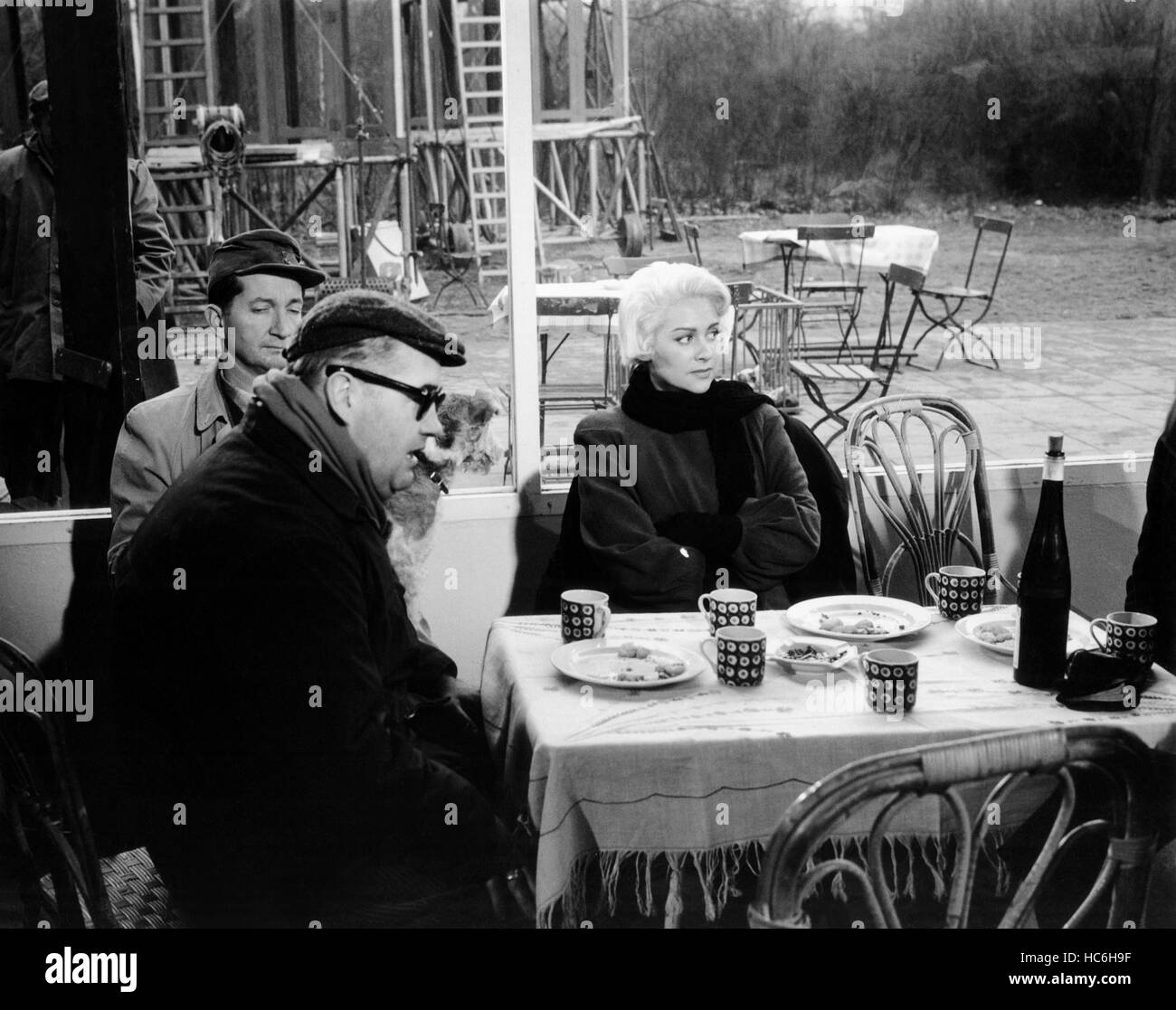 TEN SECONDS TO HELL, from left: Robert Cornthwaite (rear), director ...