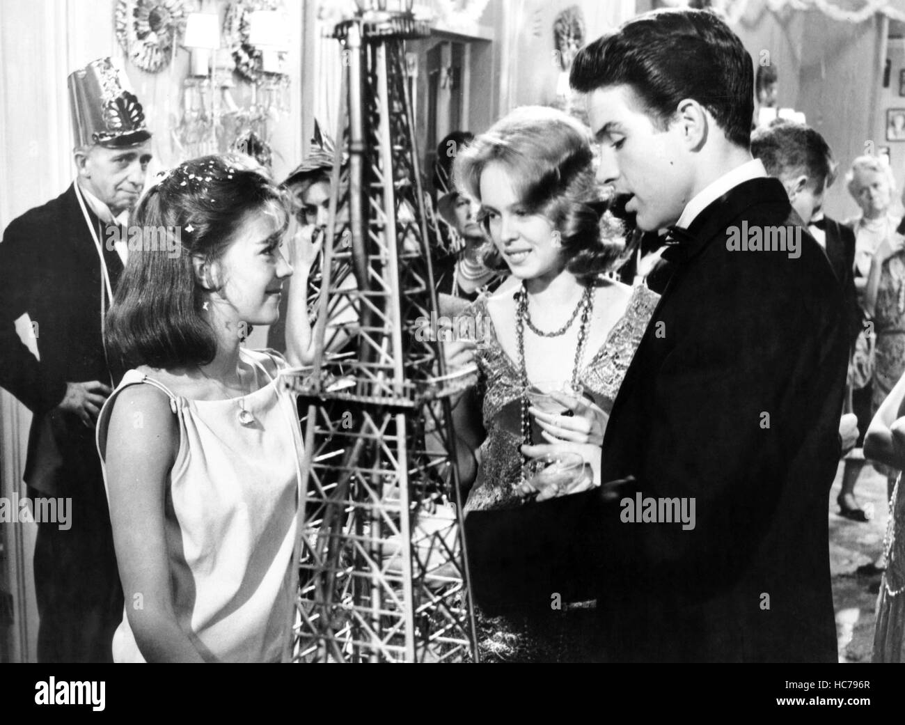 SPLENDOR IN THE GRASS, from left: Natalie Wood, Sandy Dennis, Warren ...