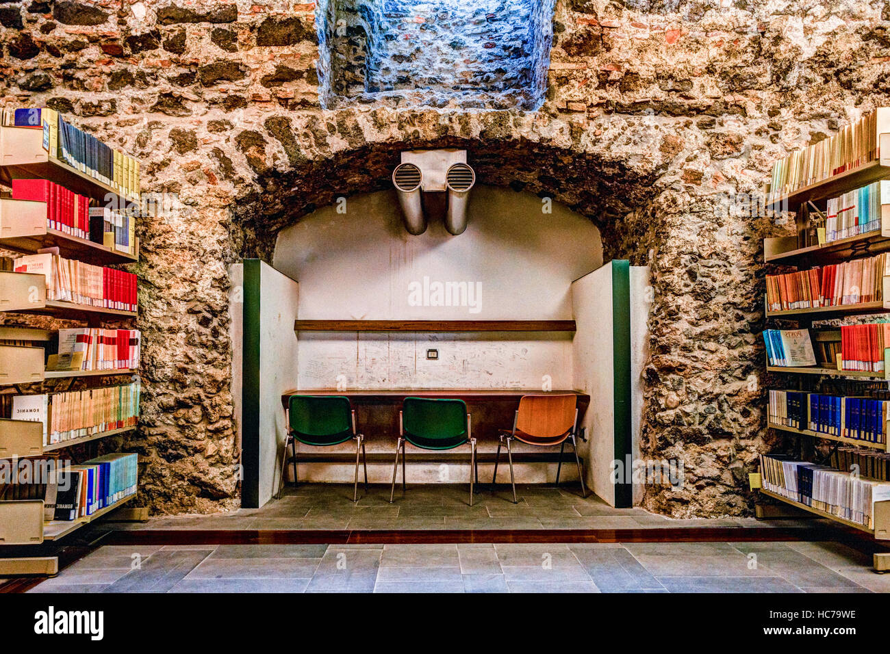 Bookshelf setting hi-res stock photography and images - Alamy