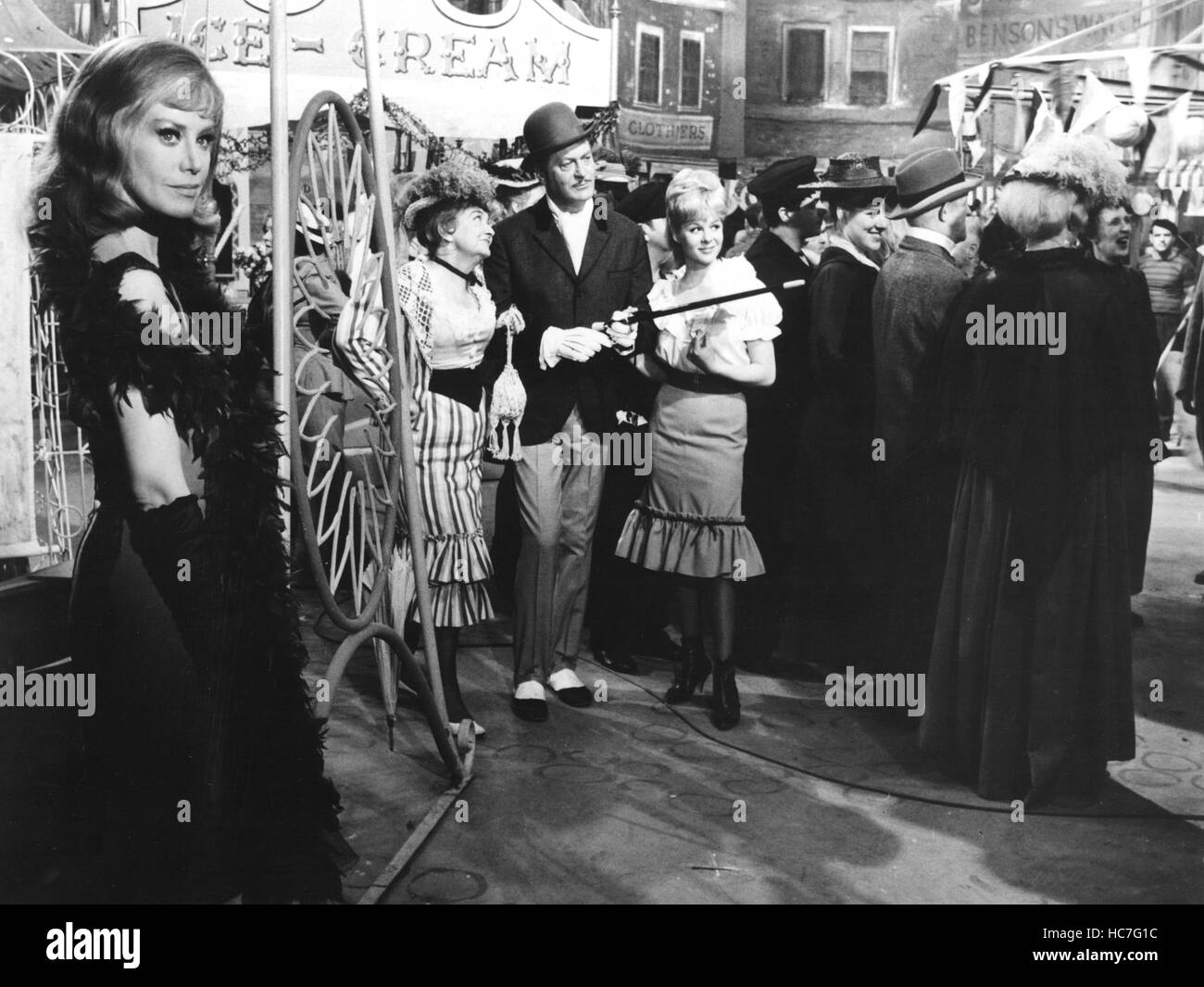 THREE PENNY OPERA, (aka DIE DREIGROSCHENOPER), Hilde Hildebrand, Curd ...