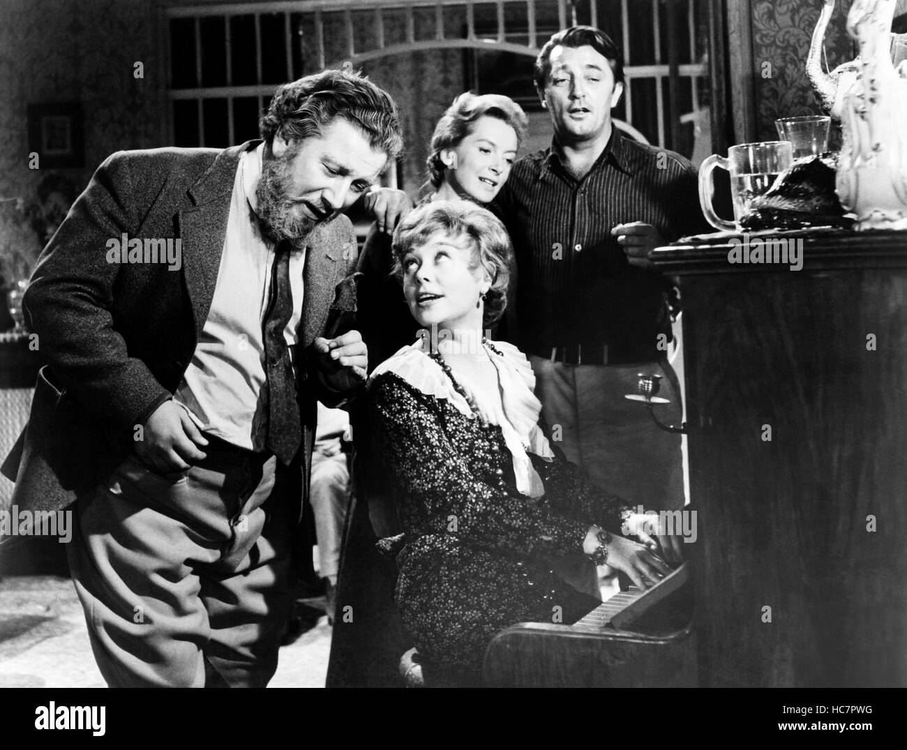 THE SUNDOWNERS, from left, Peter Ustinov, Glynis Johns, Deborah Kerr ...