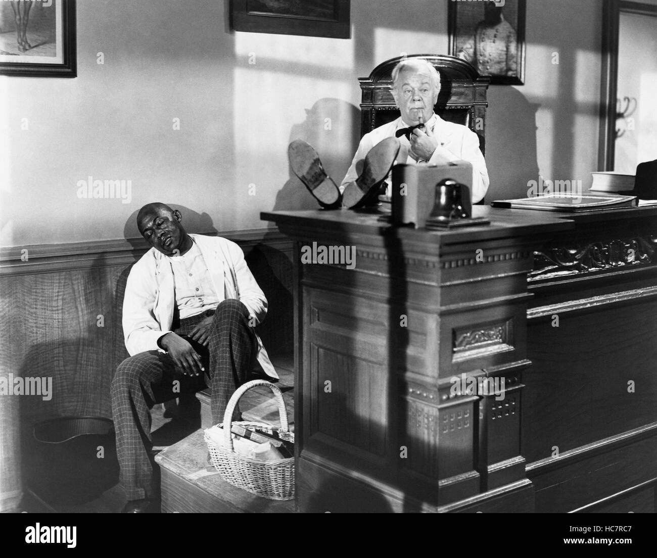 THE SUN SHINES BRIGHT, from left, Stepin Fetchit, Charles Winninger ...