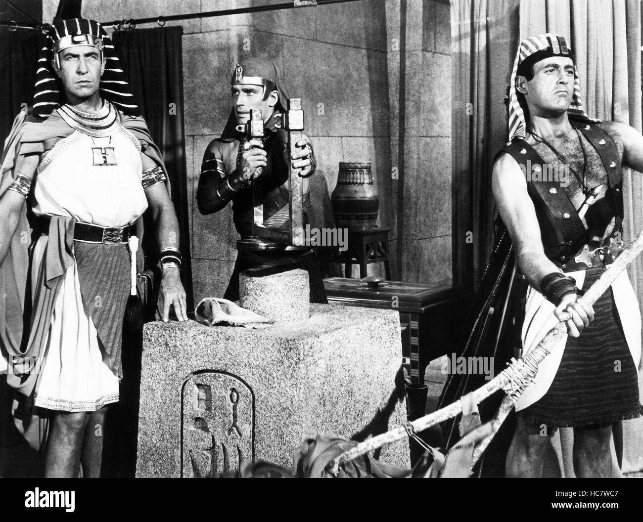 THE TEN COMMANDMENTS, from left, Vincent Price, Charlton Heston, 1956 ...