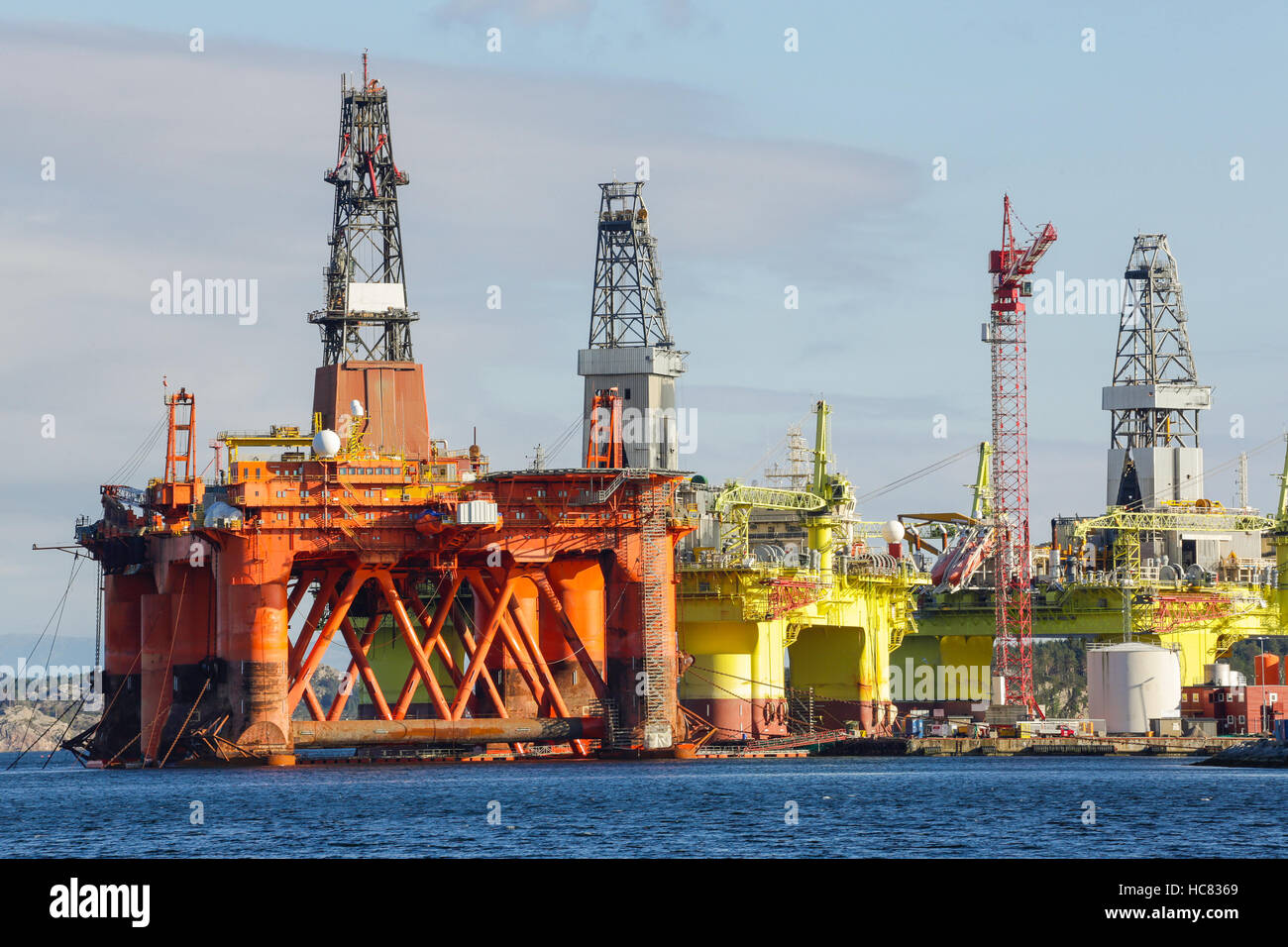 North sea offshore platform under construction hi-res stock photography ...
