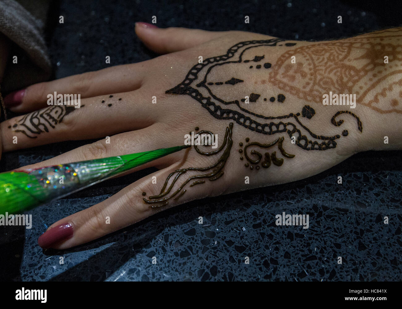 Drawing henna on hand hi-res stock photography and images - Alamy