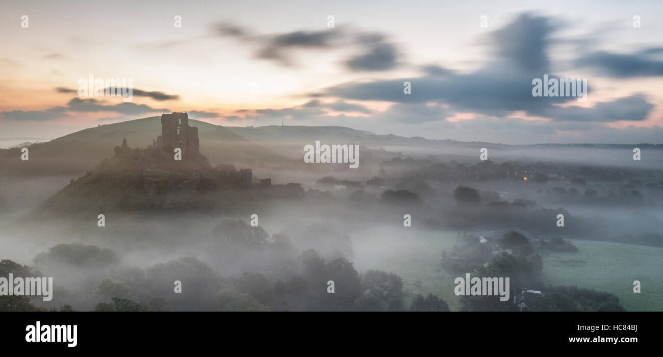 dawn rising over valley with Corfe castle Stock Photo - Alamy