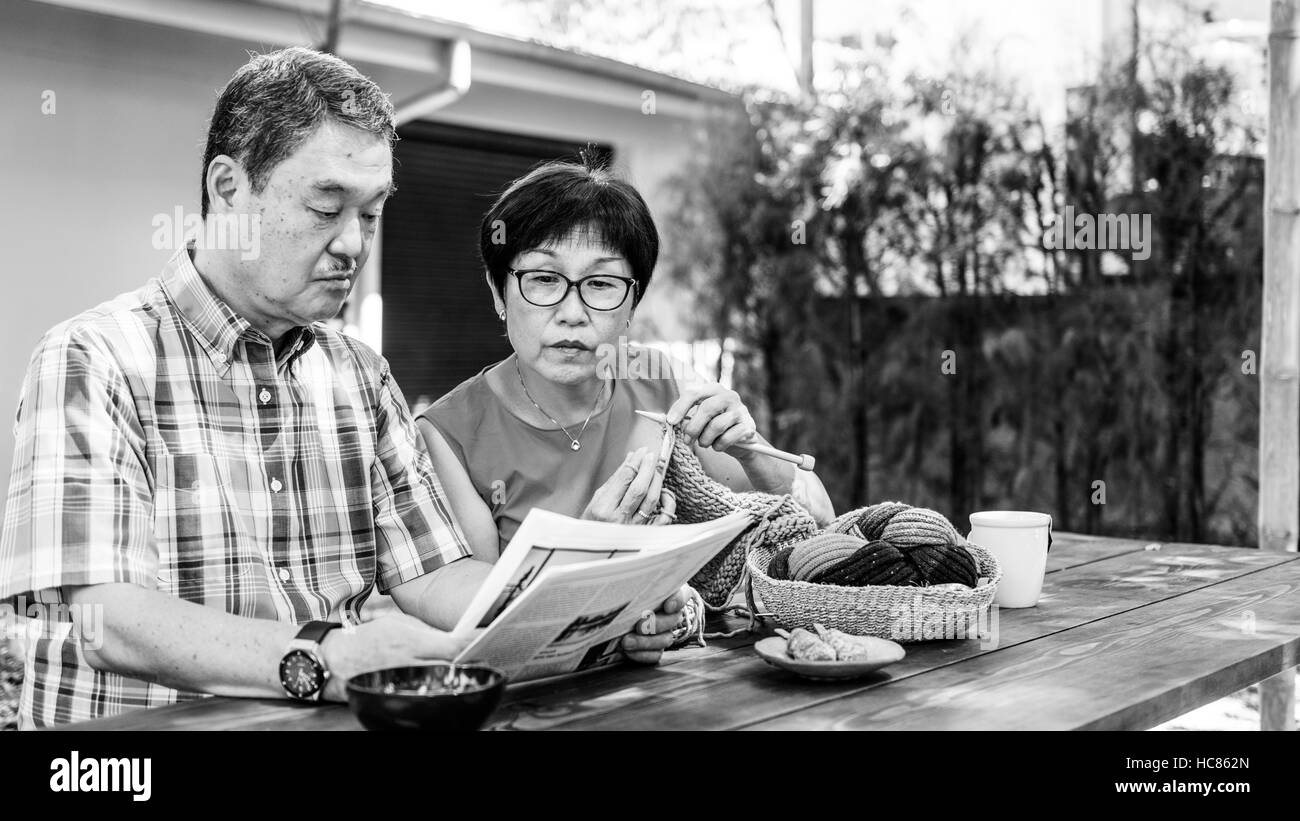People reading outside Black and White Stock Photos & Images - Alamy