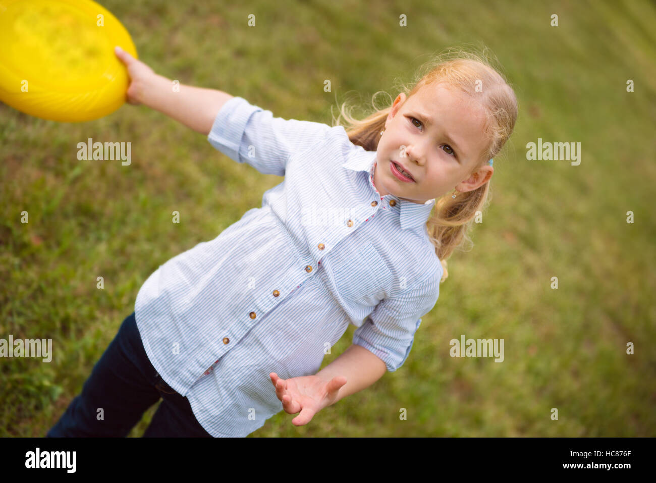 Girl playing frisbee hi-res stock photography and images - Alamy