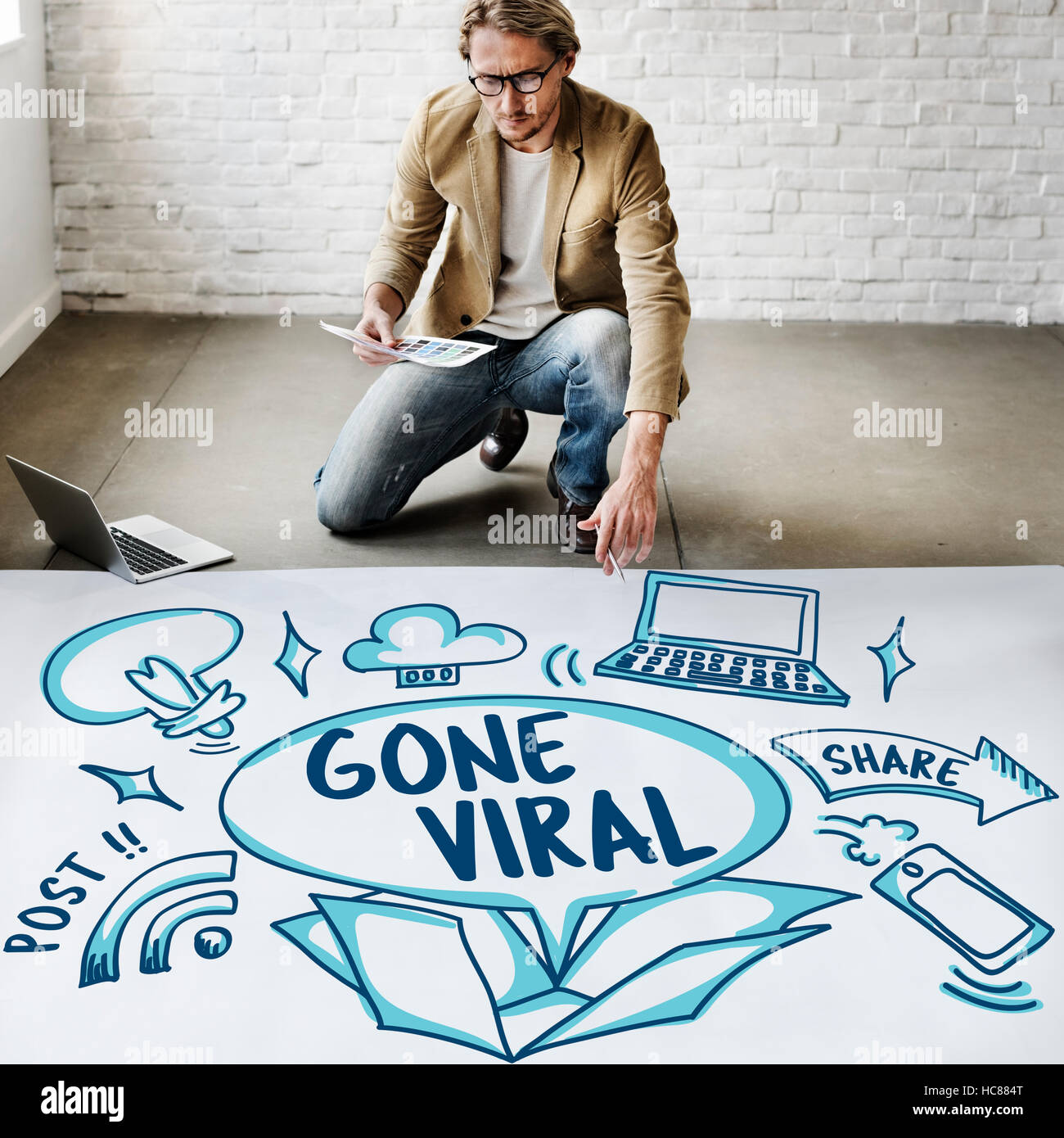 Social Media Viral Ideas Outside Box Sketch Concept Stock Photo - Alamy
