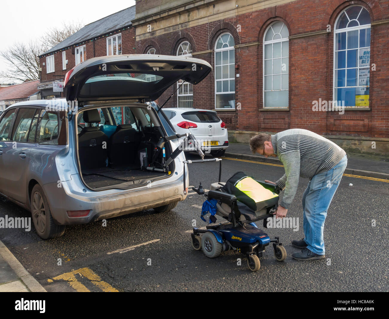 Car hoist hi-res stock photography and images - Alamy