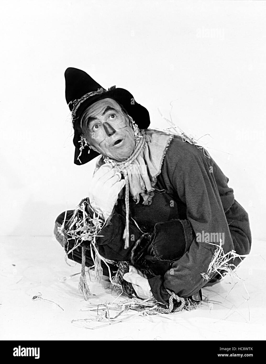 THE WIZARD OF OZ, Ray Bolger in costume as the Scarecrow, 1939 Stock ...