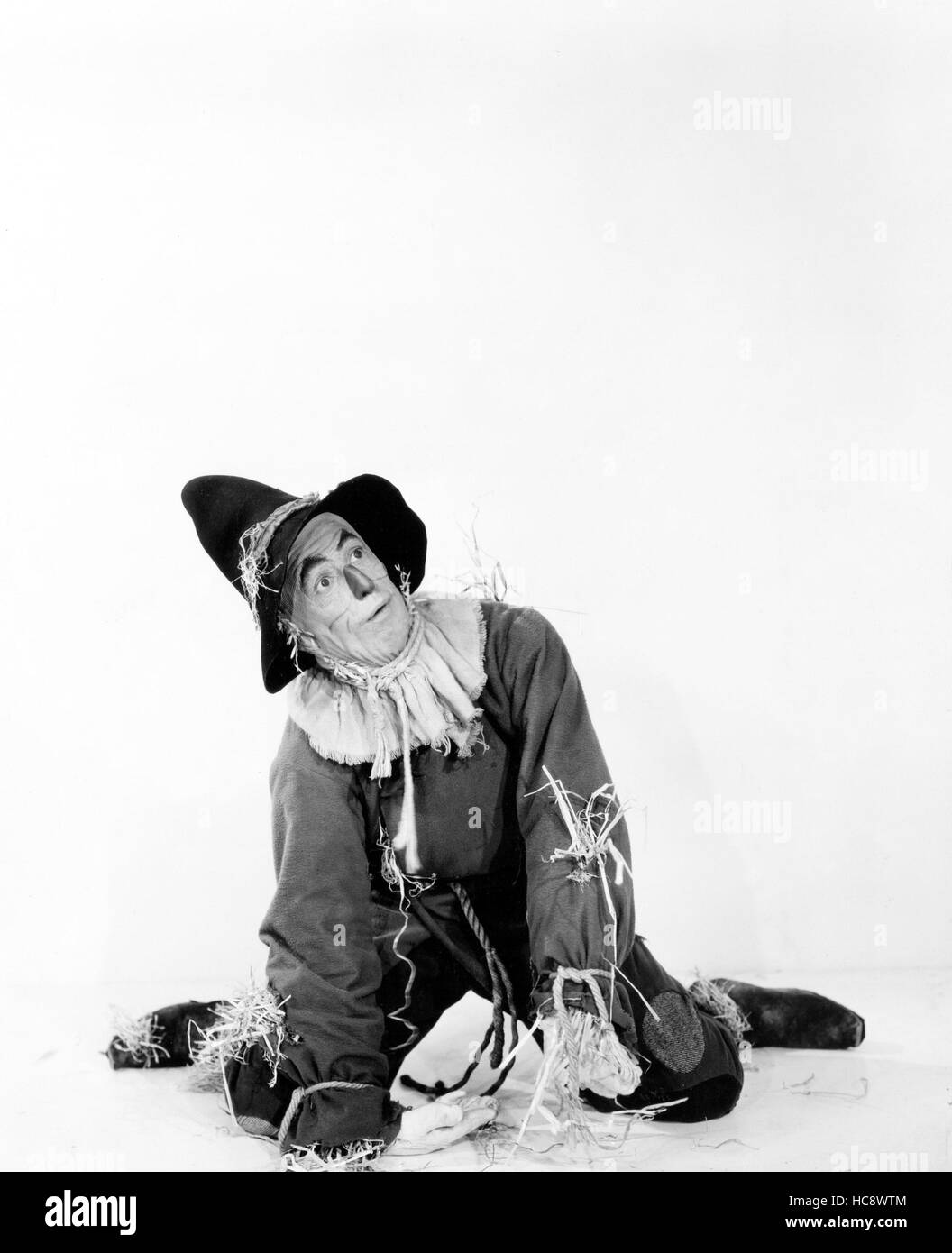 THE WIZARD OF OZ, Ray Bolger in costume as the Scarecrow, 1939 Stock ...