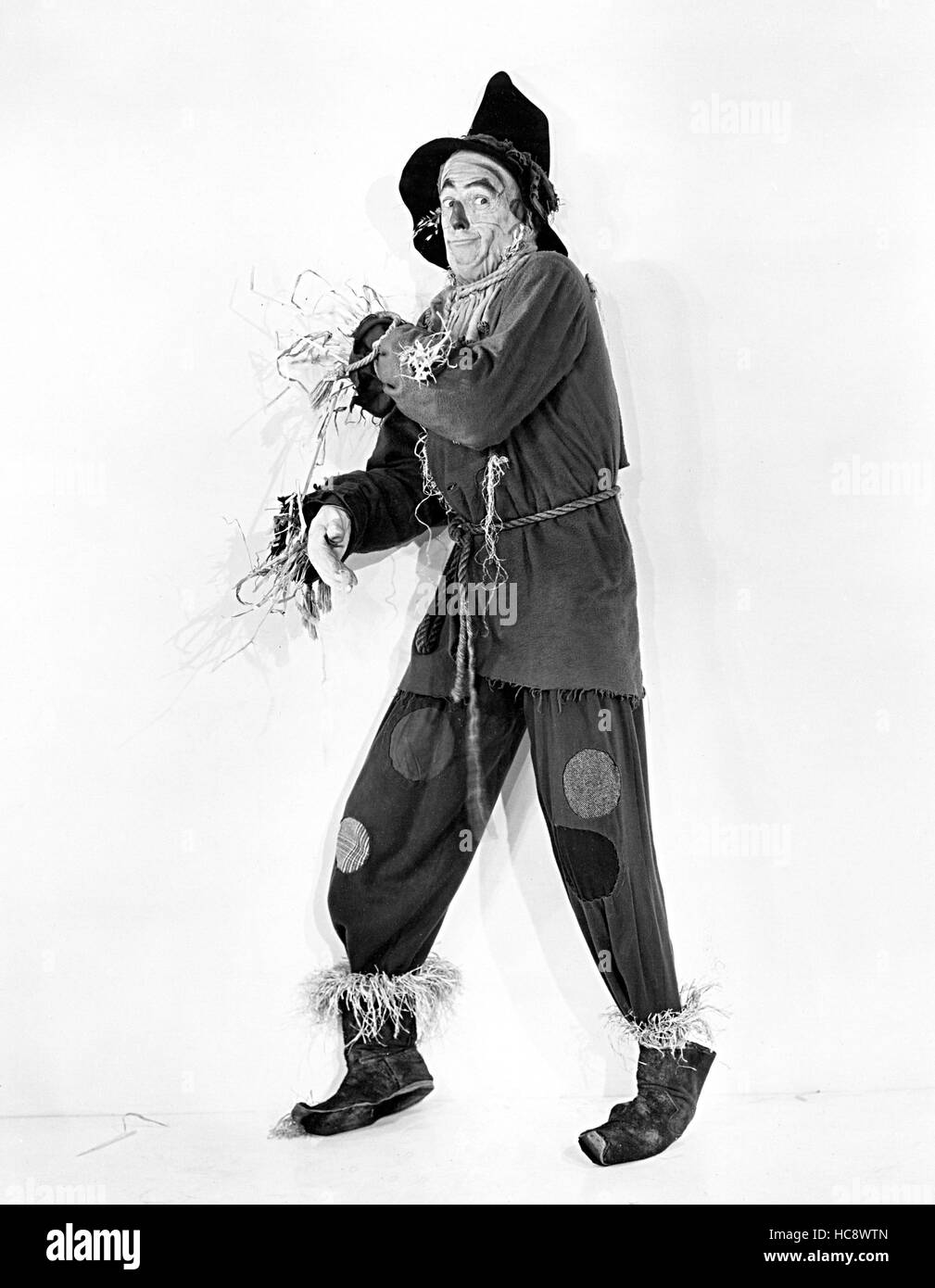 THE WIZARD OF OZ, Ray Bolger in costume as the Scarecrow, 1939 Stock ...