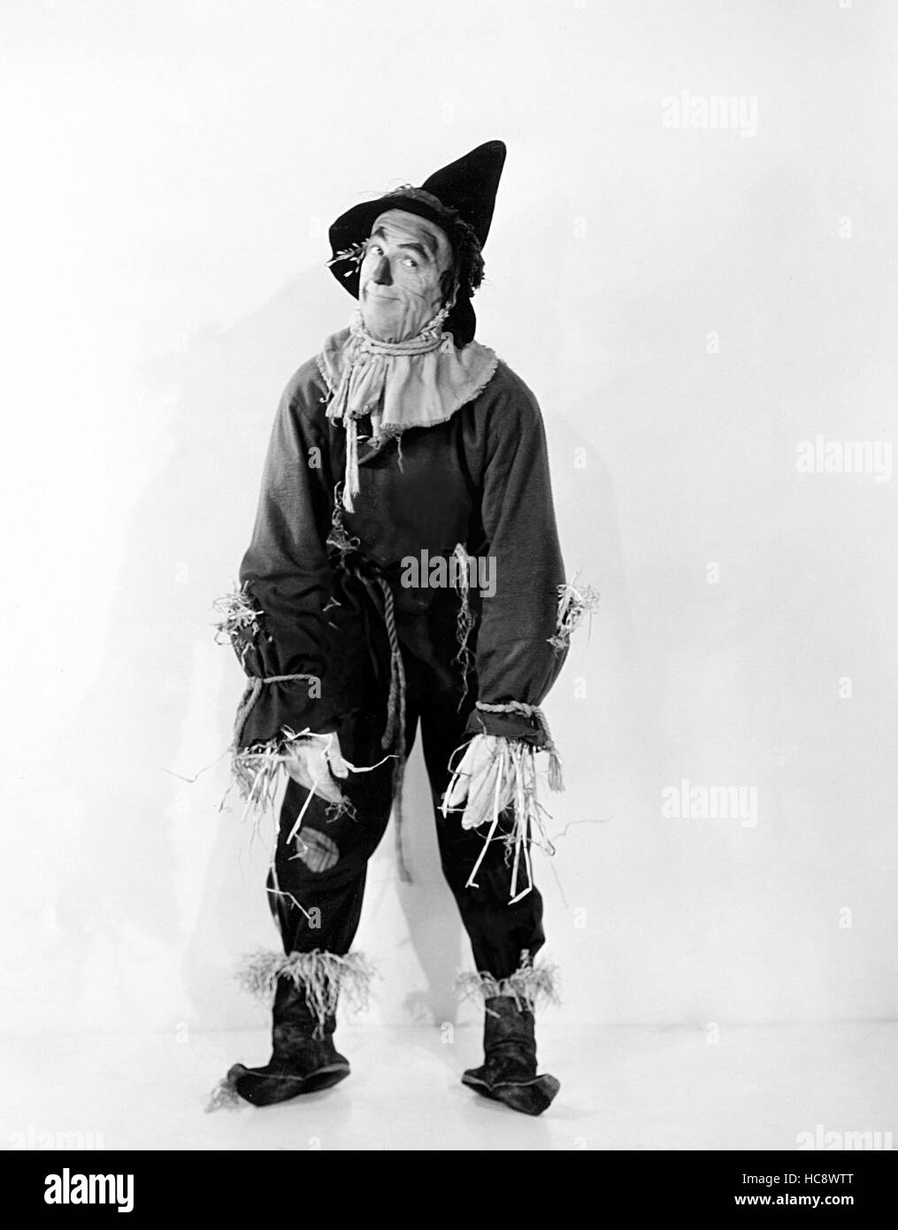 THE WIZARD OF OZ, Ray Bolger in costume as the Scarecrow, 1939 Stock ...